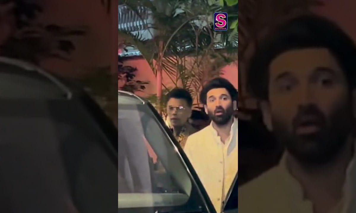 Karan Johar Keeps It Chic And Classy At Ganesh Chaturthi Celebrations In Mumbai | Bollywood | N18S