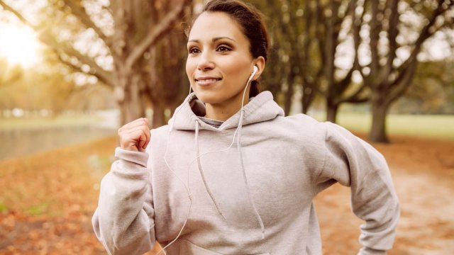 Seven surprising health benefits to exercise in autumn, according to a PT