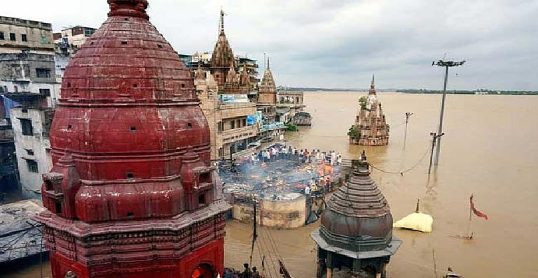 Rising Ganga floods Varanasi ghats; 'aarti', cremations being held on ...