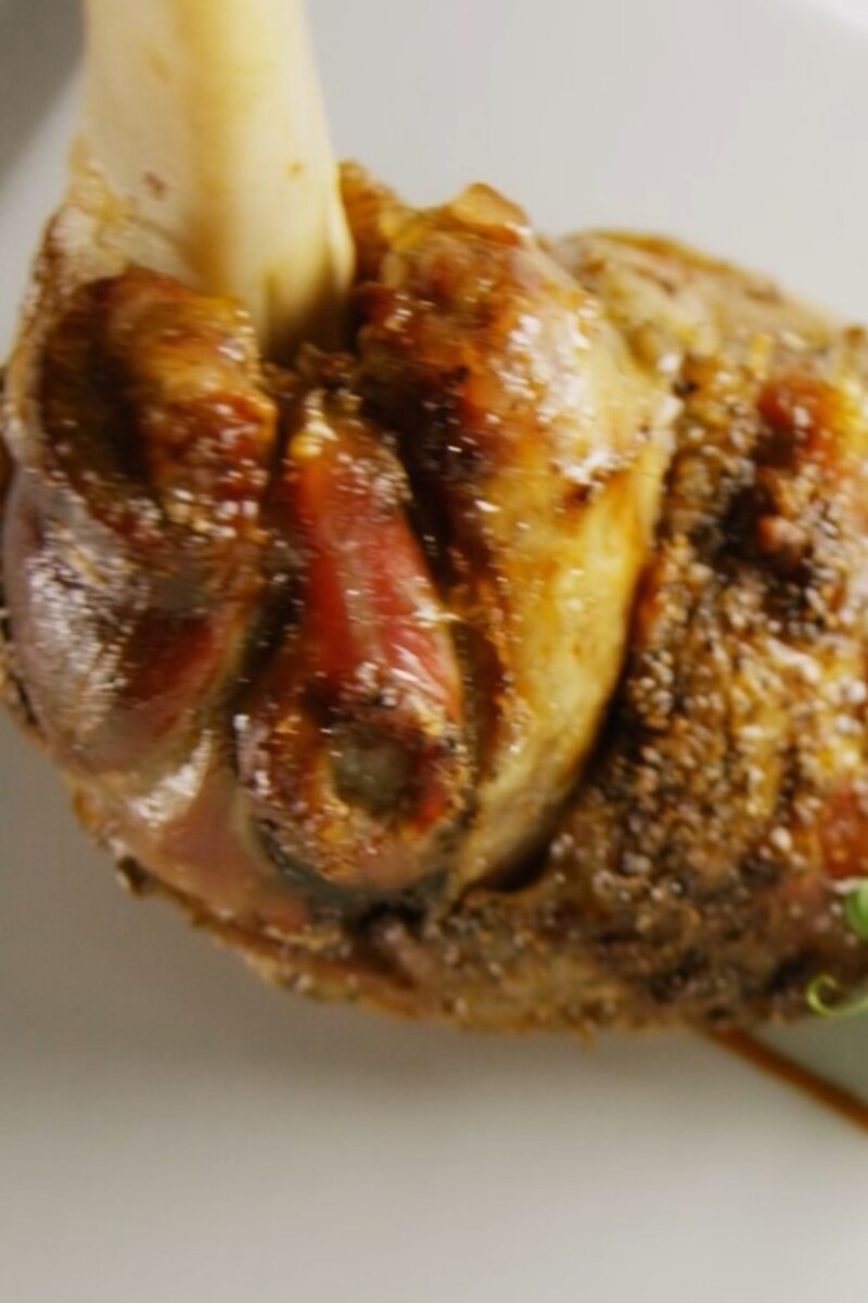 Agneau traditionnel grec rôti à l'ail et à l'origan