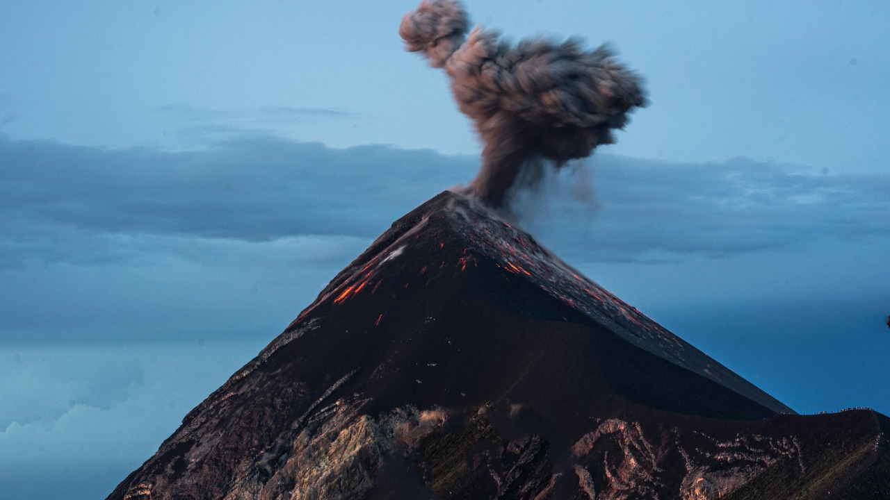 Massive crack found beneath city volcano