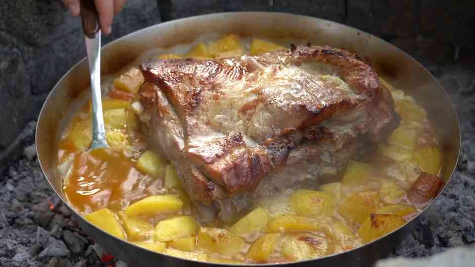 Cooking 4 kg of beef brisket under the lid