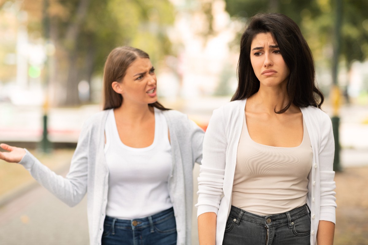 10 Everyday Behaviors That Quietly Push Friends Away