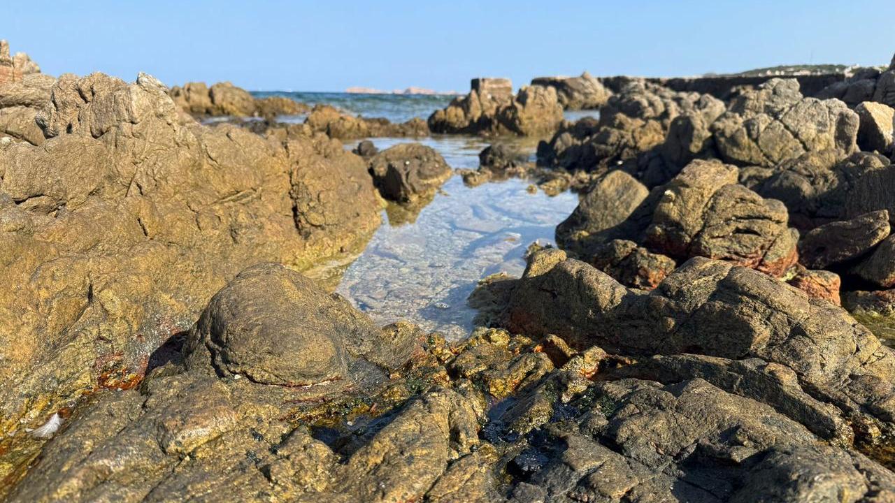 Olio e catrame sugli scogli, a rischio il paradiso di Cala Granu