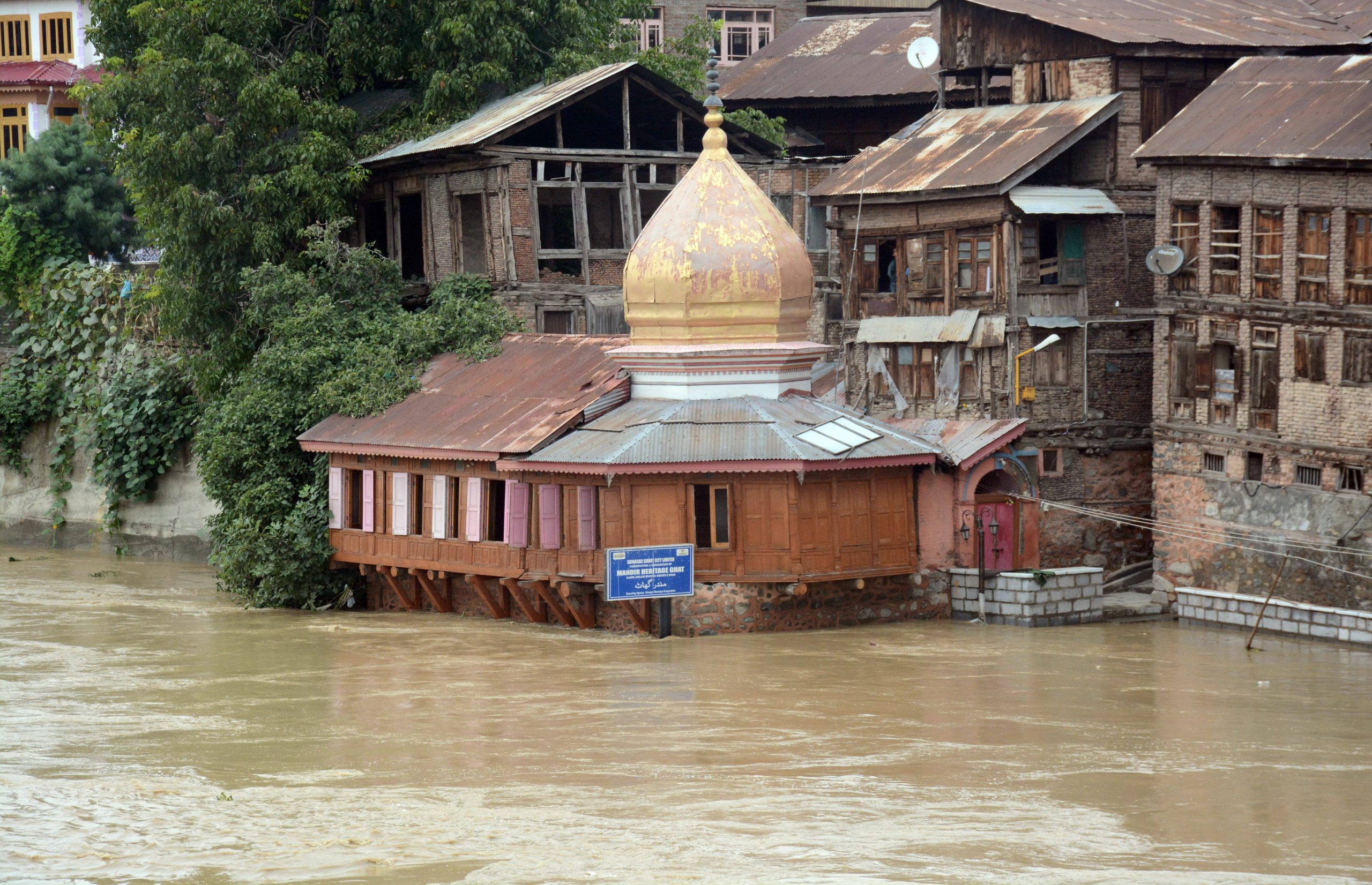 Rise of water levels in river Jhelum, Srinagar amidst flood advisories ...