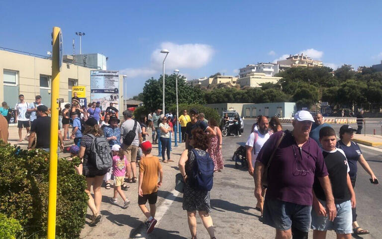 Israeli tourists attacked by anti-Israel protesters after departing ...