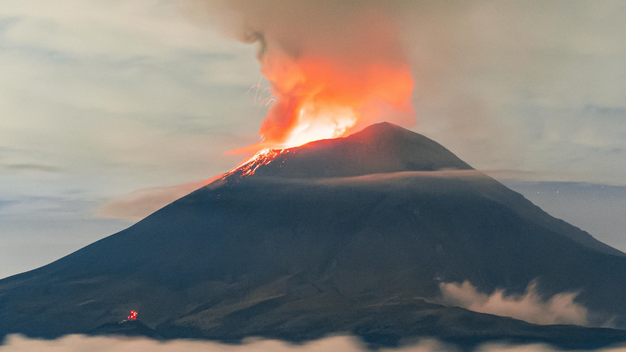 Pacific northwest volcano rumbles for 72 hours threatening millions