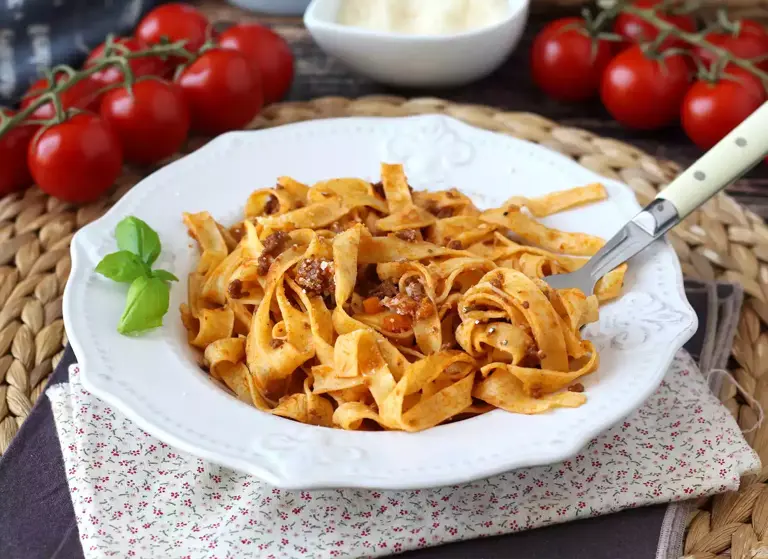 Makaron z sosem bolońskim - tagliatelle al ragù alla bolognese