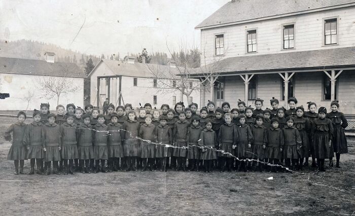 29 Haunting Photos From Native American Boarding Schools In The 1910s