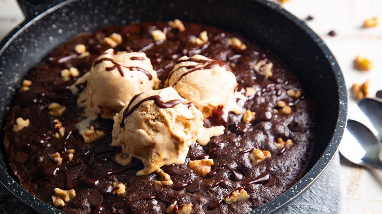 Before You Make A Skillet Brownie In Your Cast Iron, Make Sure You've ...