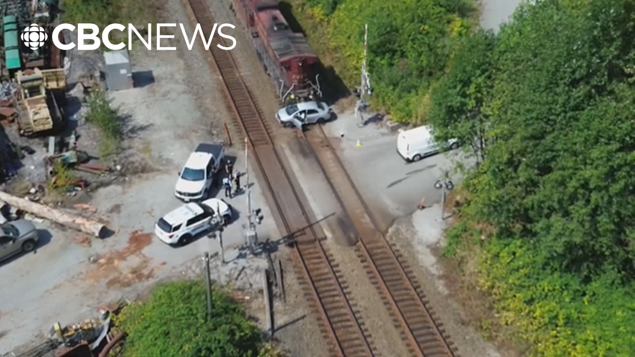 1 dead in vehicle-train collision in Maple Ridge