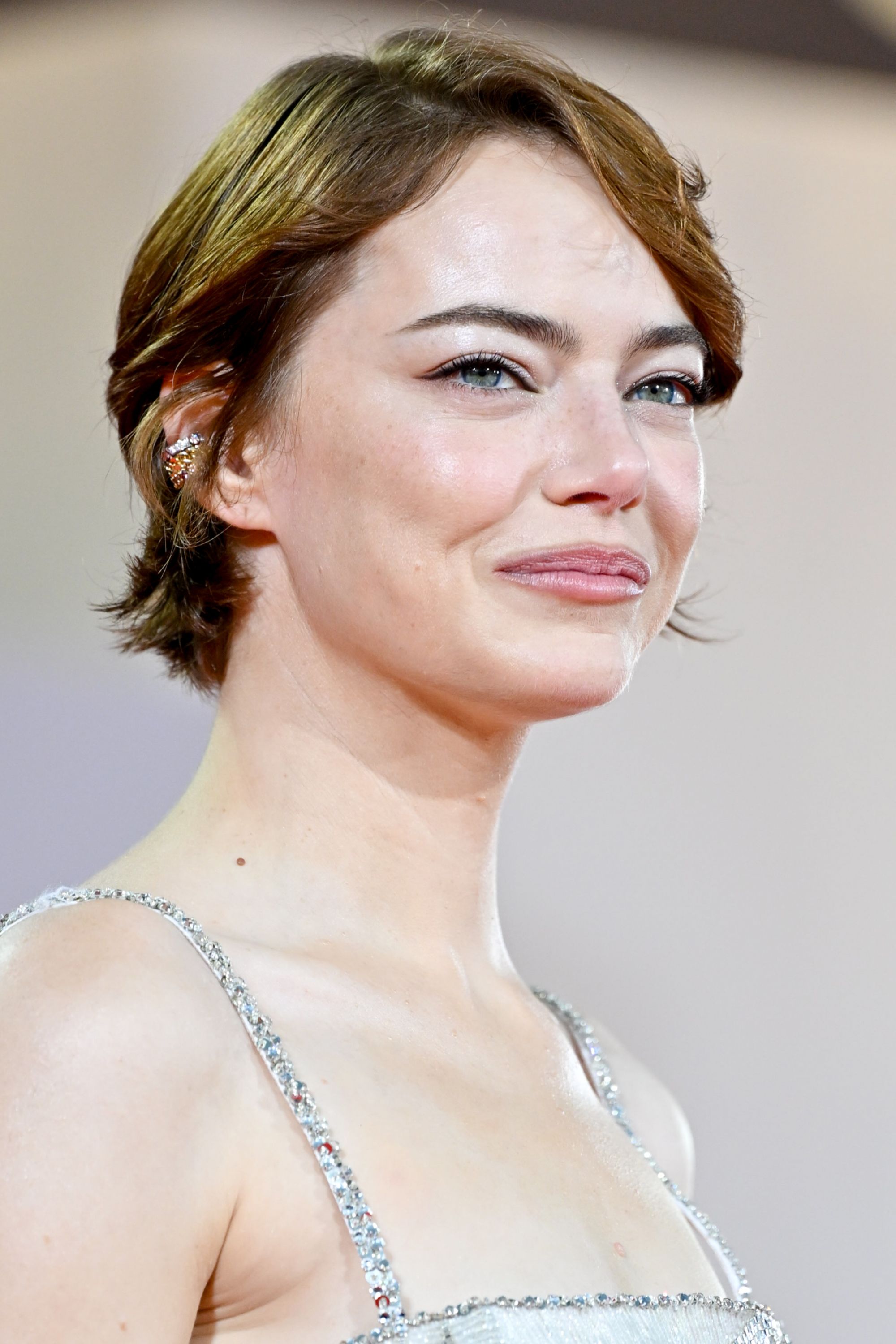 Emma Stone luce un vestido resplandeciente en el Festival de Cine de ...