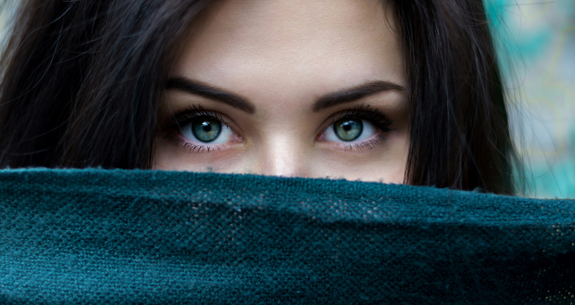 6 Body Language ‘Red Flags’ Therapists Warn About