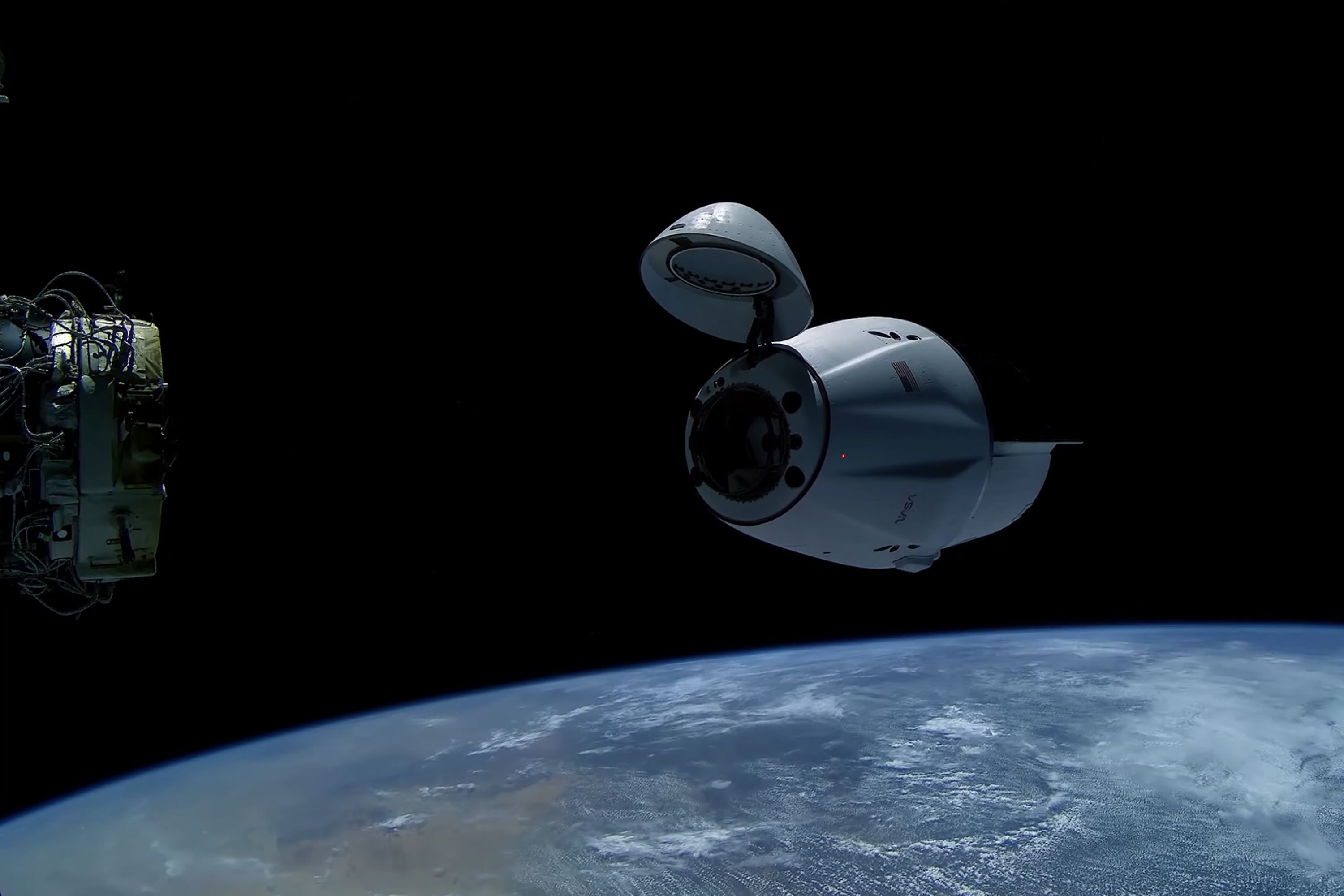 Mesmerizing video shows SpaceX Dragon during ISS mission