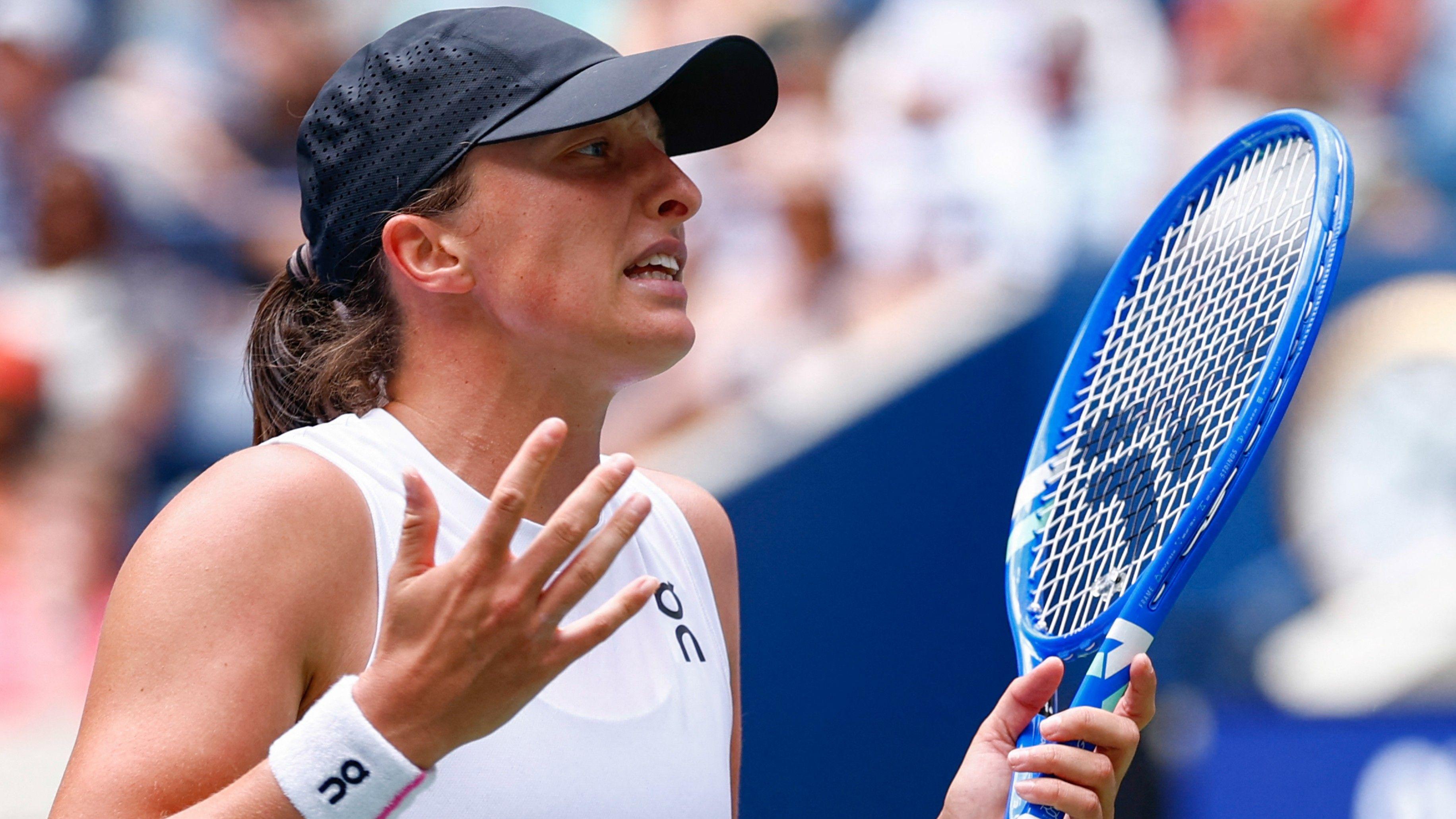 Swiatek toils in second-round win over Lamens