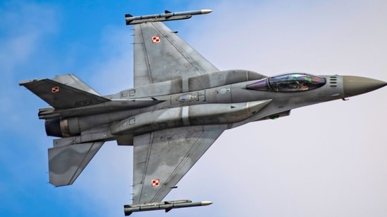 Polish F-16 crashes during Radom air show; first details on pilot ...