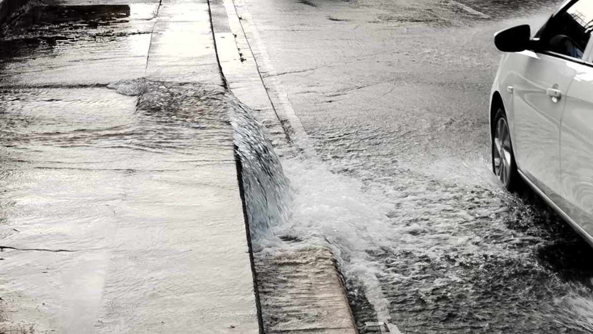 Atención. Megafuga provoca que miles de litros de agua se desperdicien ...