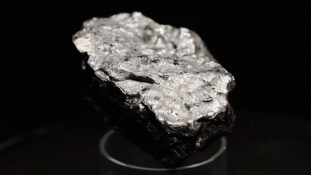 Scientists create metal that “heals itself” when damaged