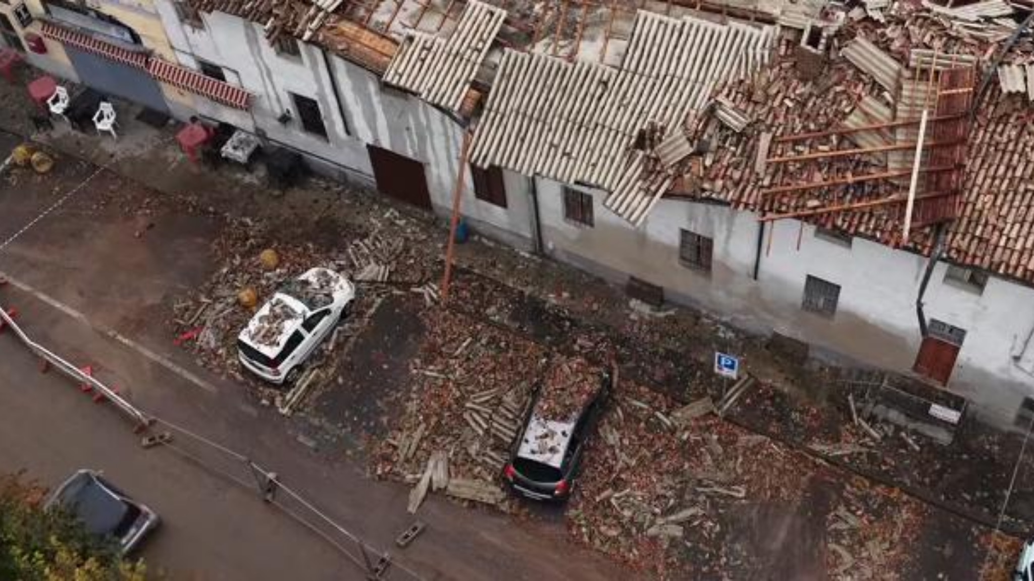 Tetto divelto precipita su diverse auto a Casatisma, in provincia di Pavia