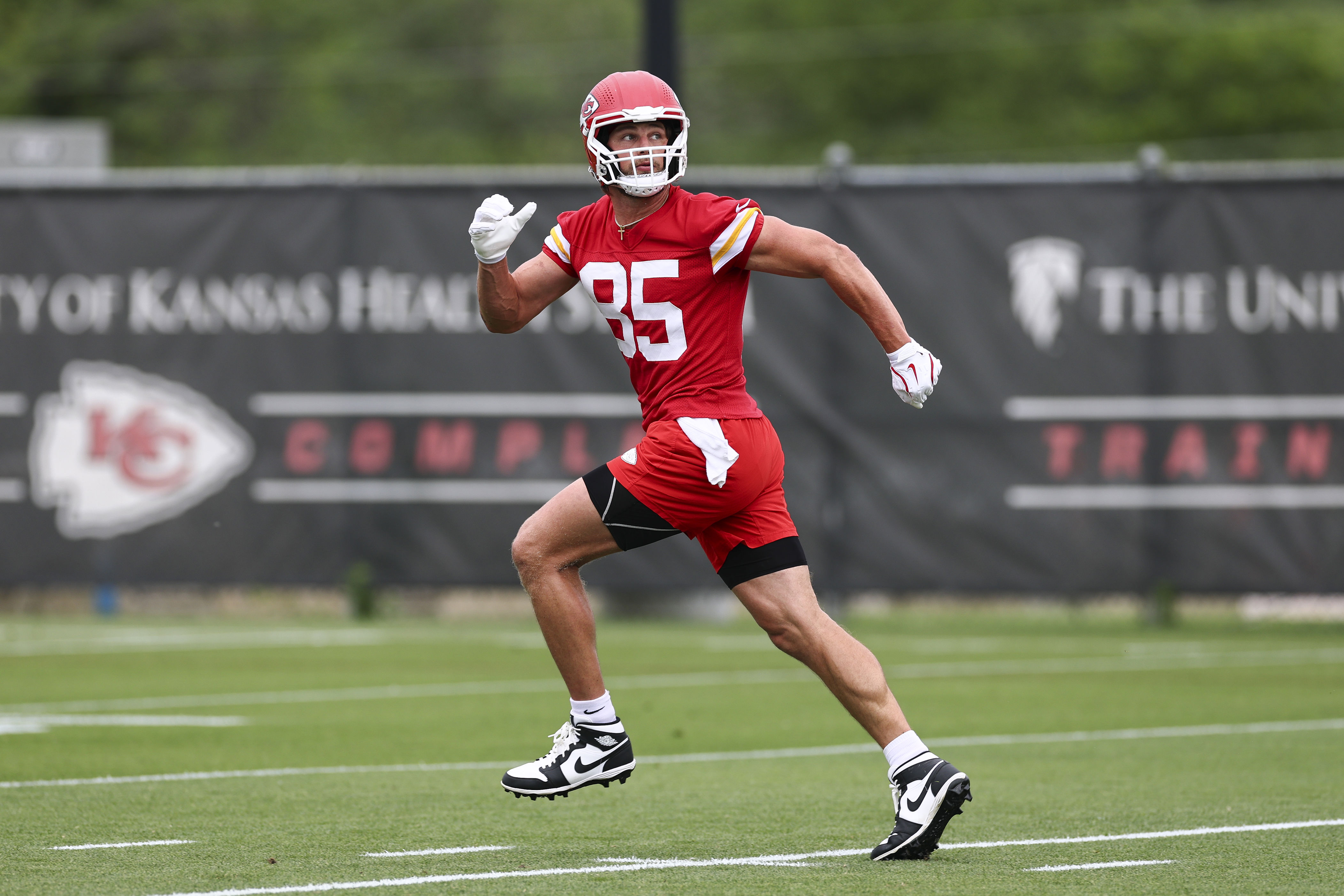 Chiefs make 9 moves on Thursday; sign TE Robert Tonyan to 53-man roster