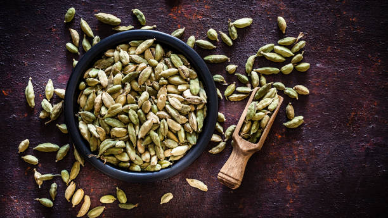 10 health benefits of chewing cardamom after meals