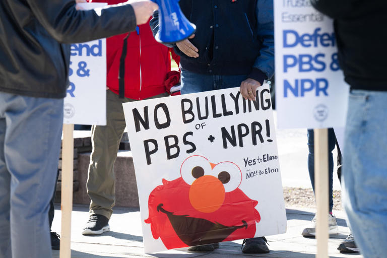 Republicans slammed for attempting to welcome Elmo to fold