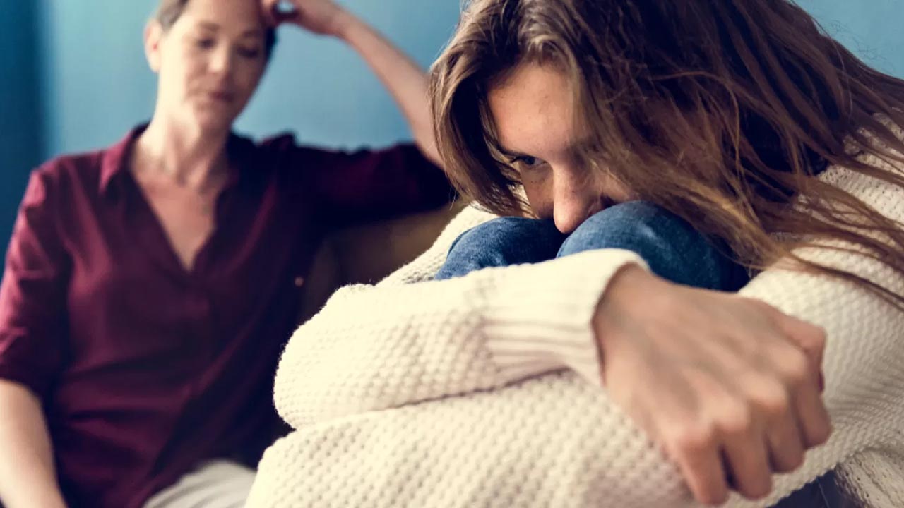 6 Signs Of What Growing Up With a Toxic Parent Really Looks Like