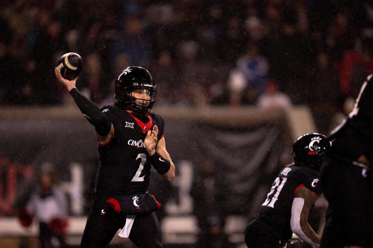 Cincinnati Bearcats fall to Arizona for second straight loss | Replay