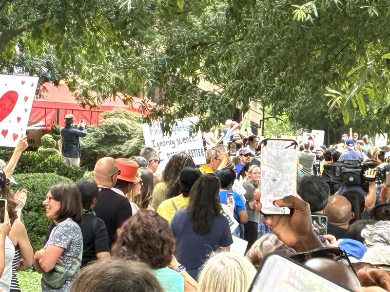 Hundreds show up at the CDC to clap out resigning doctors