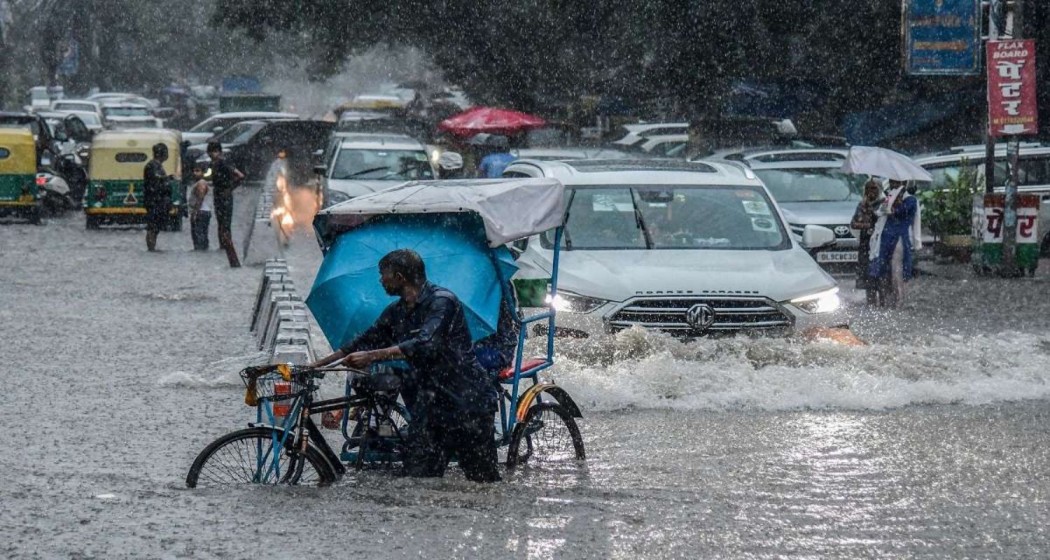 Heavy rain in Noida, Delhi-NCR | IMD issues yellow weather alert
