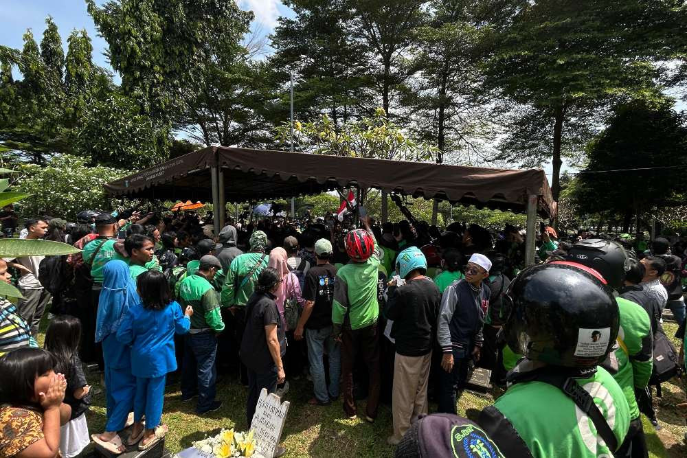 Ratusan Ojol Penuhi TPU Karet Bivak, Antar Affan Kurniawan Dimakamkan