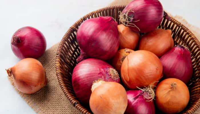 7 Health Risks And Side Effects Of Eating Raw Onions That Everyone ...
