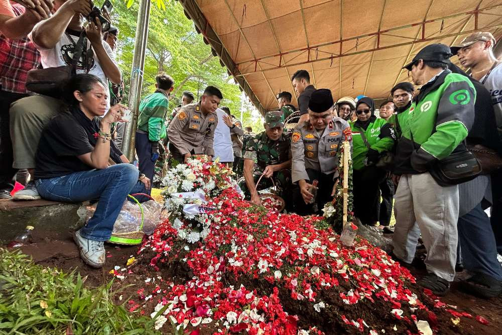 Kapolda dan Wakapolda Metro Jaya Ikut Tabur Bunga di Pemakaman Affan Kurniawan