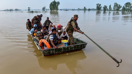 Army steps up rescue ops as 835 villages remain flooded