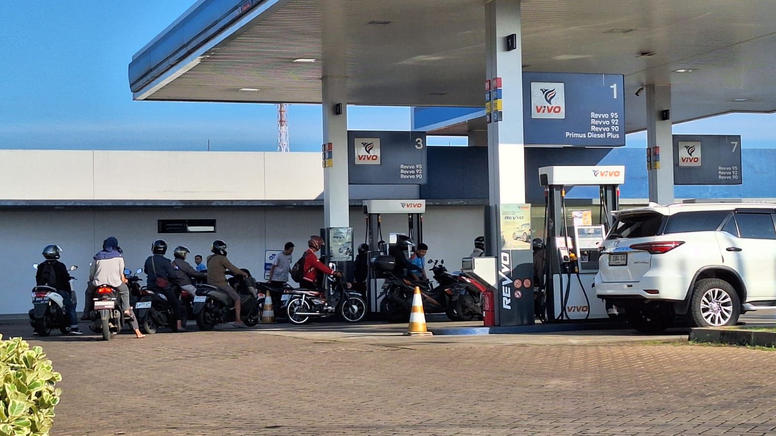 Stok BBM Masih Lengkap, SPBU Vivo Langsung Diserbu Mobil dan Motor