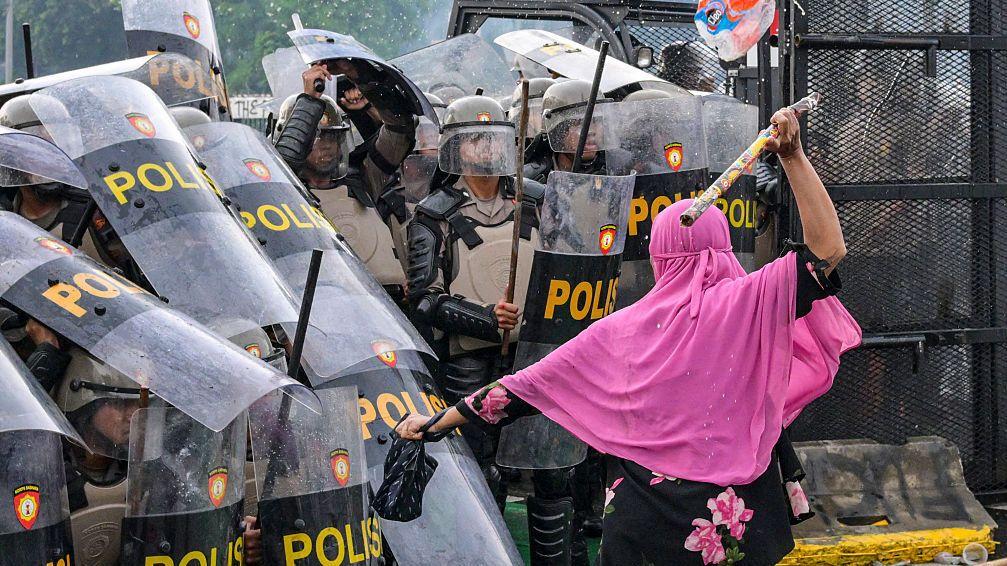 Tear gas fired at Indonesians protesting against motorcycle taxi driver ...