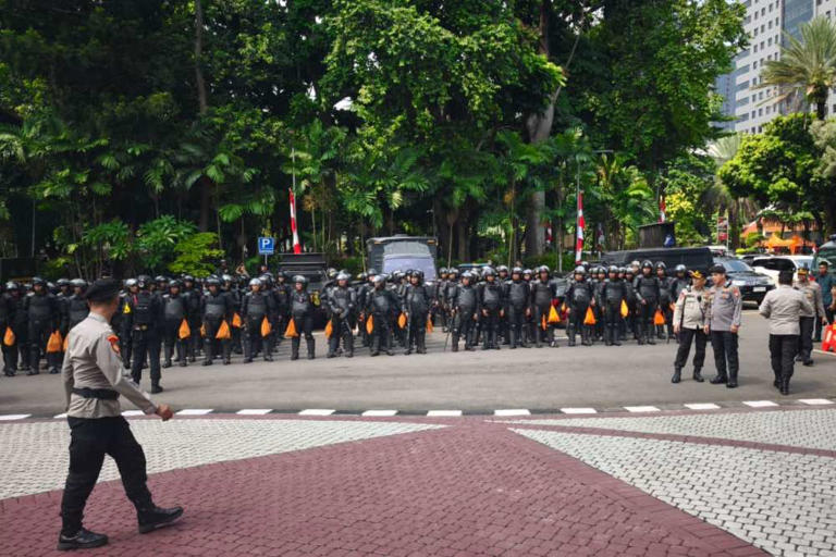 Demo Mahasiswa Hari Ini, Foto Persiapan Polisi dan ada Mobil Rantis Brimob