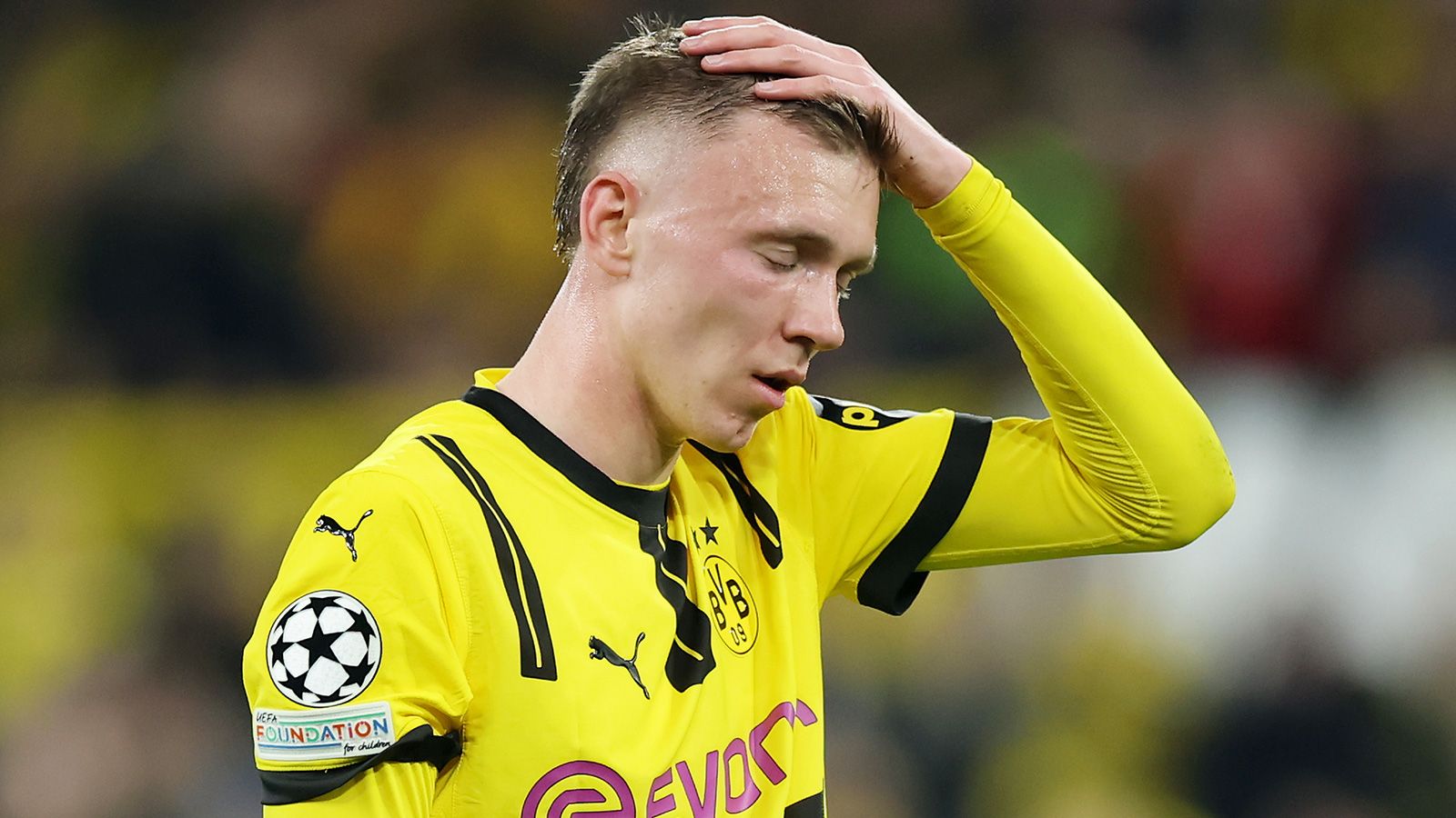 "Durfte mir ein paar Sprüche anhören": Maximilian Beier vom BVB spricht ...