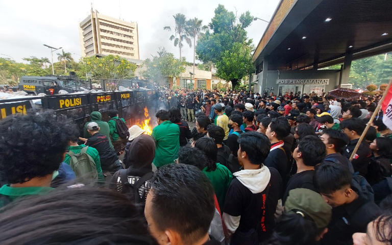 Demo Berdarah Terjadi karena DPR Ogah Mendengar Suara Rakyat