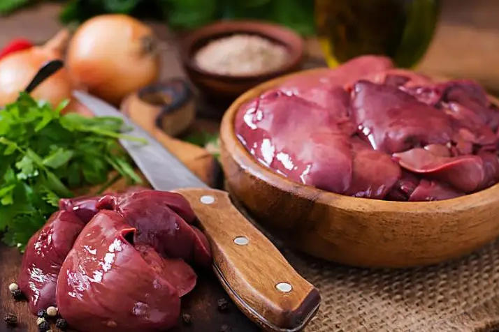 Gan lợn mua về đừng rửa ngay với nước, làm cách này sẽ khử mùi hôi ...