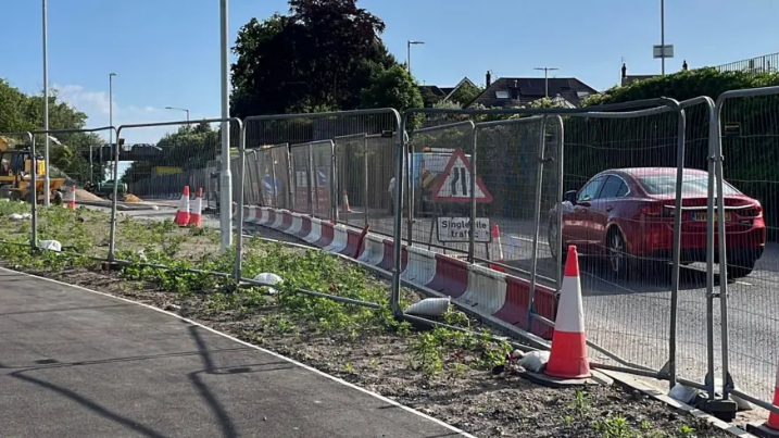 Temporary traffic lights removed on delayed road