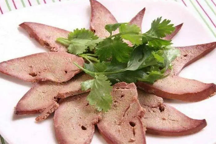 Gan lợn mua về đừng rửa ngay với nước, làm cách này sẽ khử mùi hôi ...