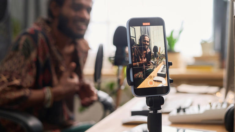 iOS 26 Lets You Take Photos With Your AirPods - Here's What You Need To Do