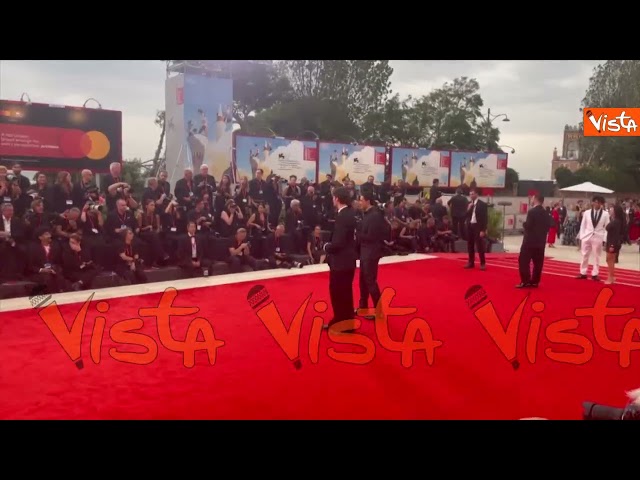 Venezia 82, Matteo Guerrieri sfila sul red carpet del film Bugonia alla ...