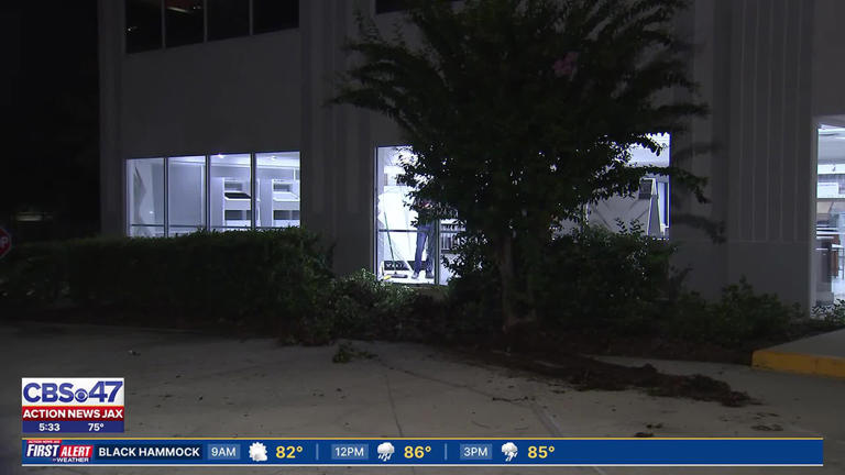 Jacksonville man dies after crashing SUV into building on Beach Boulevard