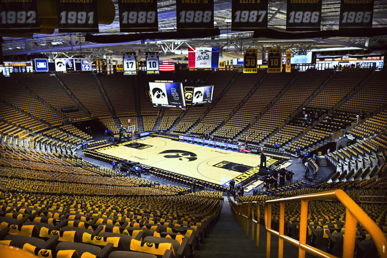 Iowa basketball fans react to new Carver-Hawkeye Arena court design