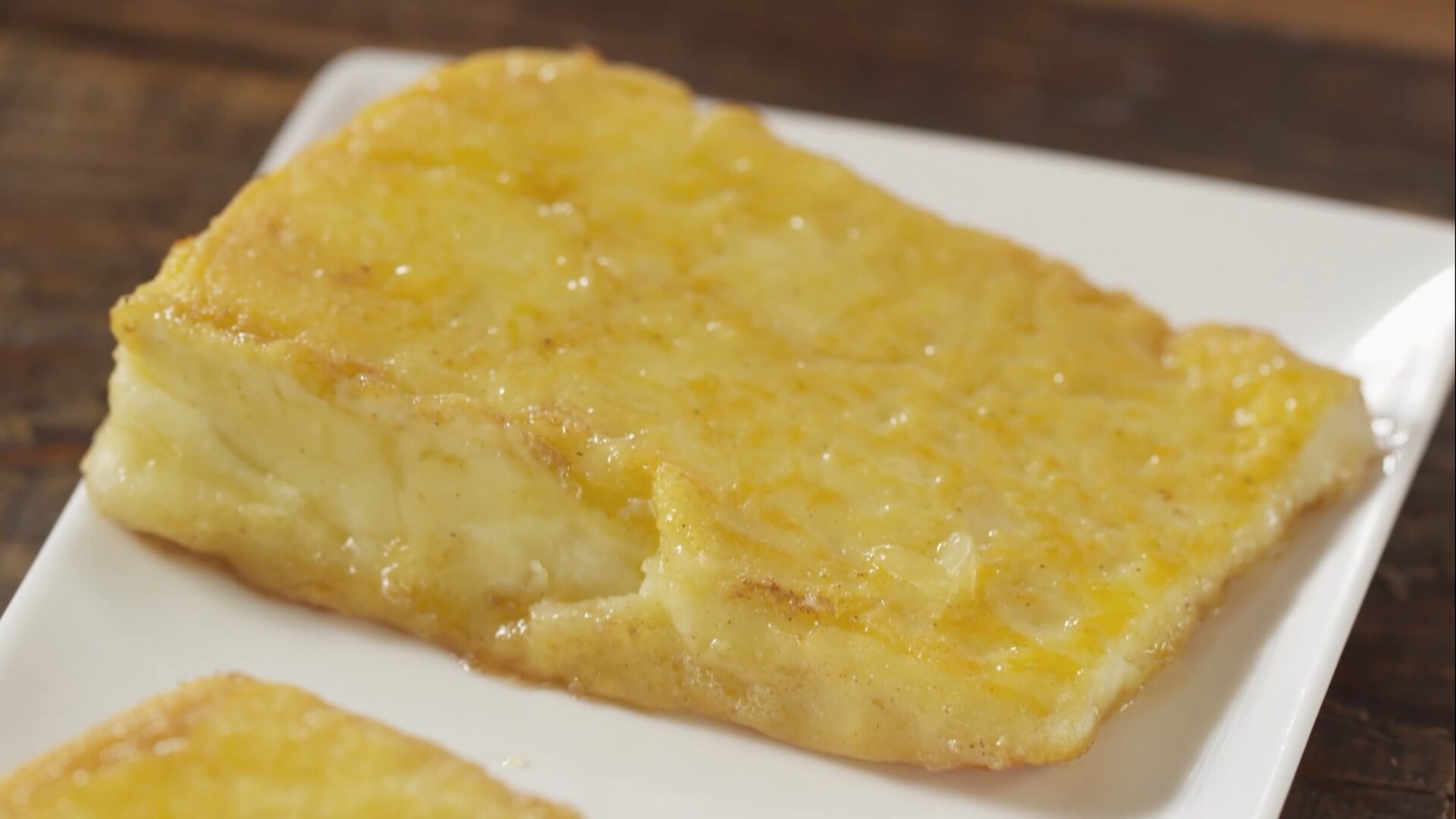 Saganaki grec, fromage frit avec une touche de feu