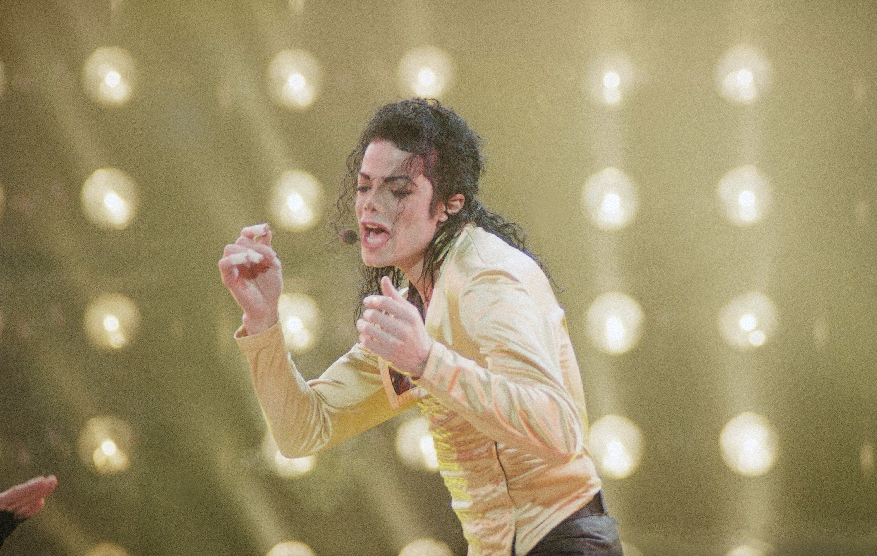 Worker Wrongly Fired for 'Michael Jackson' Noises—Judge