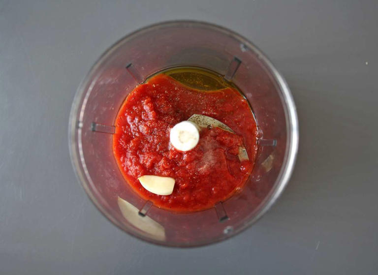 Salsa de tomate cruda al estilo mediterráneo, ideal como base para una ...