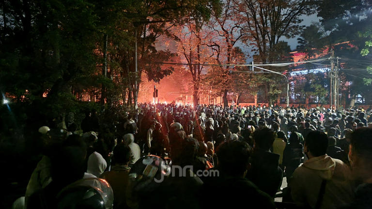 Aksi Demo Ojol-Mahasiswa di Bandung Belum Usai, Massa Sampai Bakar Mobil
